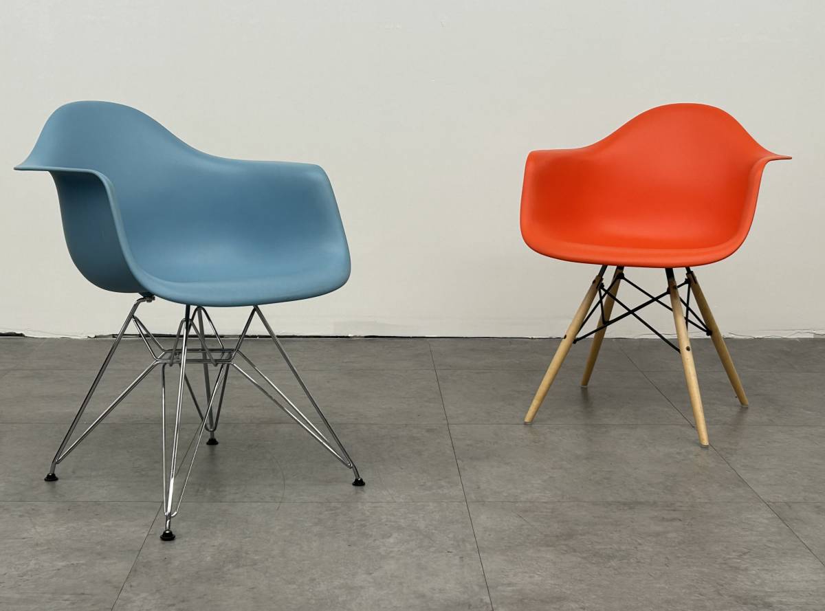 Lounge Chairs – Split Level Modern