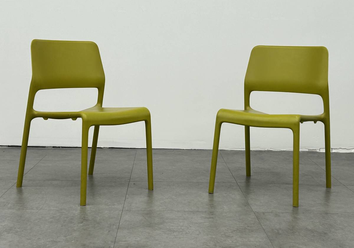 Spark Stacking Chairs by Knoll – Split Level Modern